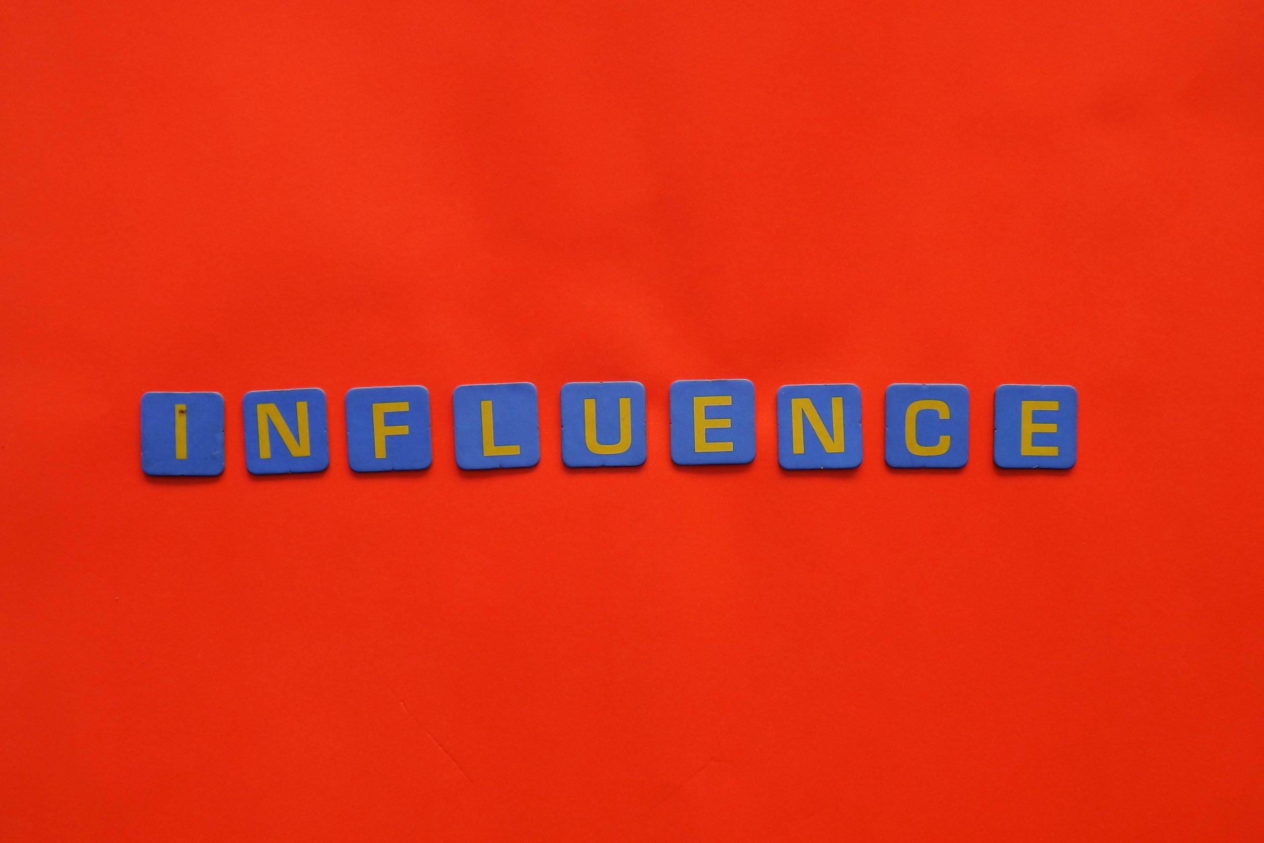 How To Win Friends & Influence People [8 Key Points]